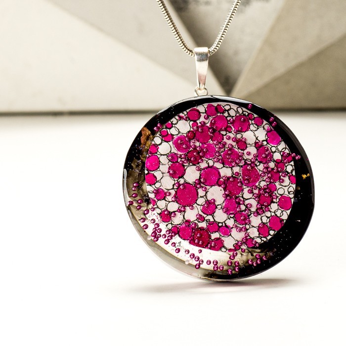 Grafika w formie biżuteryjnej zawieszki- sztuka stworzona w pracowni